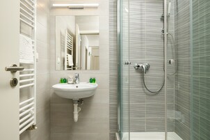 Deluxe Suite with Balcony (Breezy) | Casa de banho | Produtos de higiene exclusivos, um secador de cabelo, chinelos 