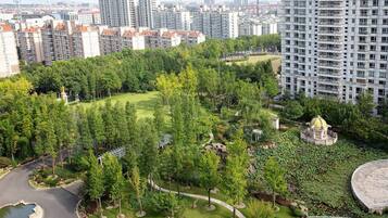 Uma área residencial com parque, lago e um edifício circular com cúpula.