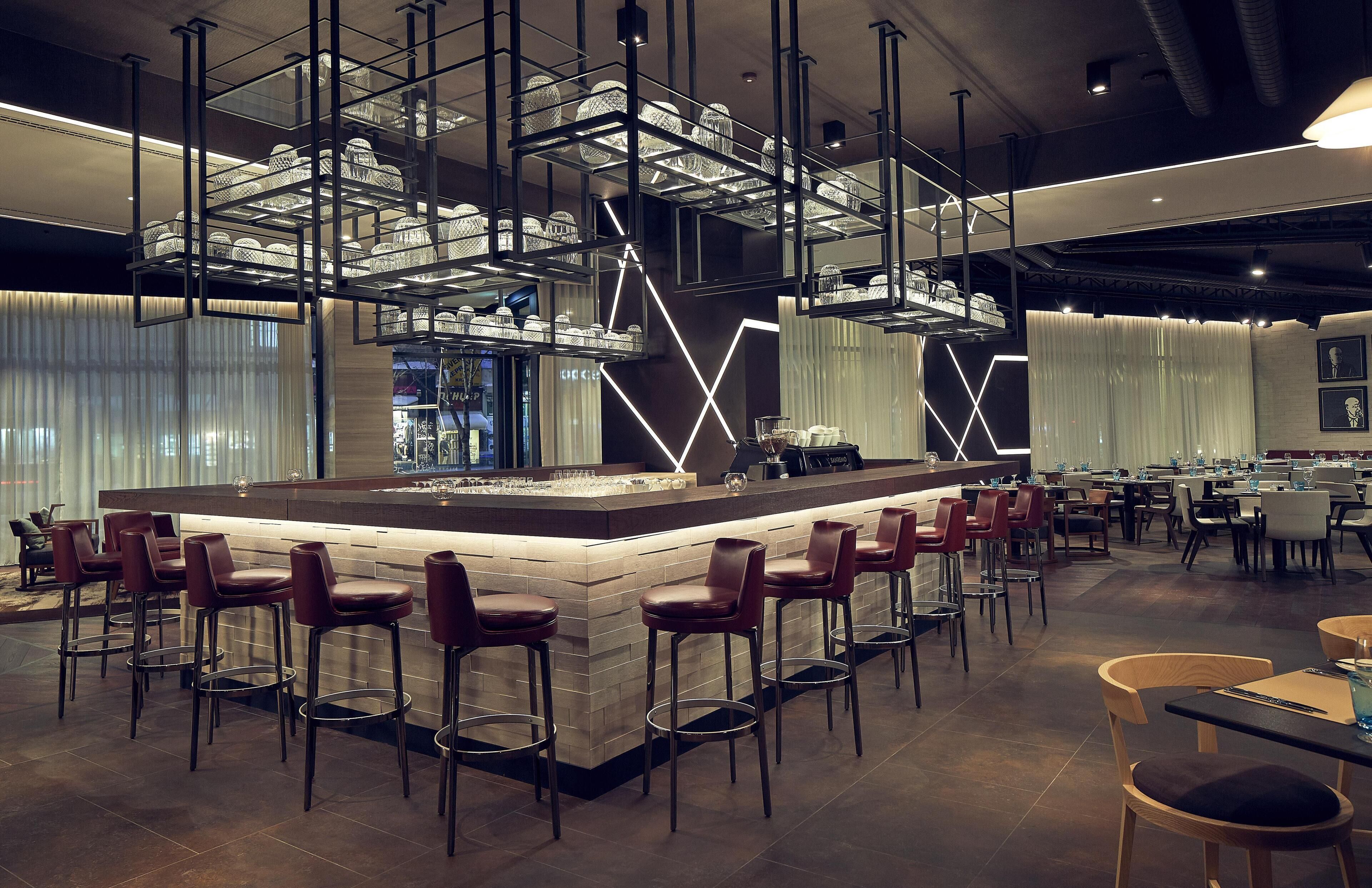 2 restaurantes: servem pequenos-almoços, almoços e jantares