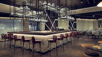2 restaurantes: servem pequenos-almoços, almoços e jantares