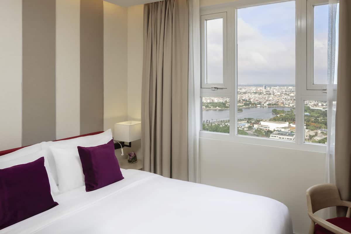 Edredões de penas, minibar, cofre no quarto, secretária