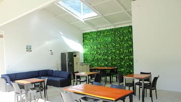 Café da manhã completo todos os dias (USD 8 por pessoa)