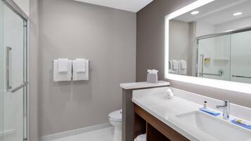 Uma combinação polibã/banheira, artigos de higiene pessoal grátis