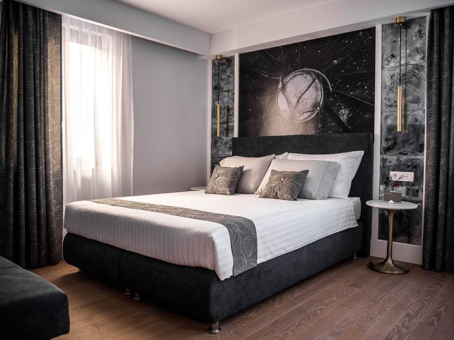 Suite Deluxe, 1 cama queen-size e sofá-cama, vista para o mar | Roupa de alta qualidade, edredões de penas, minibar, cofre no quarto