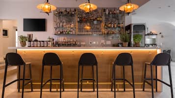 Este bar de cocktails, com vista para o oceano, aberto diariamente