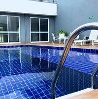 Piscina externa, espreguiçadeiras