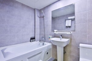 Quarto casal empresarial | Banheiro | Produtos de toalete grátis, secador de cabelo, roupões de banho 