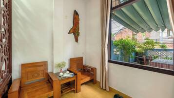 Quarto triplo família, terraço | Frigobar, escrivaninha, cortinas blackout, quartos à prova de som