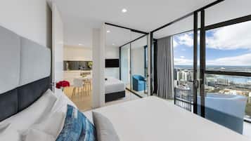 Apartamento, 1 cama Queen, vista para a cidade | 2 quartos, cofres nos quartos, quartos à prova de som