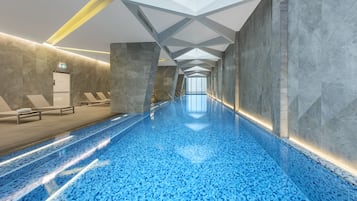 Piscina interior, espreguiçadeiras