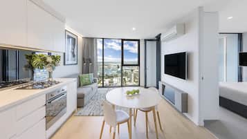 Apartamento, 1 cama Queen, vista para a cidade | Cozinha privada | Geladeira grande, micro-ondas, fogão, cooktop