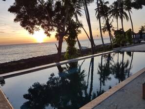 Dormitório Partilhado | Piscina exterior | 3 piscinas exteriores, uma piscina de exercícios, guarda-sóis 