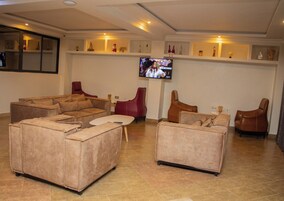 Quarto família | Área de estar | TV de tela plana 32 polegadas com canais a cabo, TV