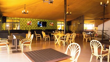 Café da manhã, almoço e jantar; local e internacional 