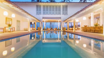 Piscina externa, espreguiçadeiras