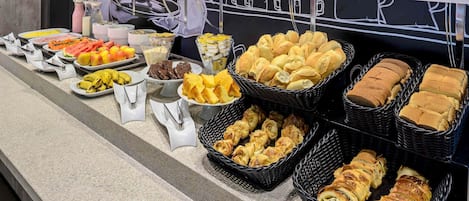 Pequeno-almoço tipo buffet diário (42.00 BRL por pessoa)