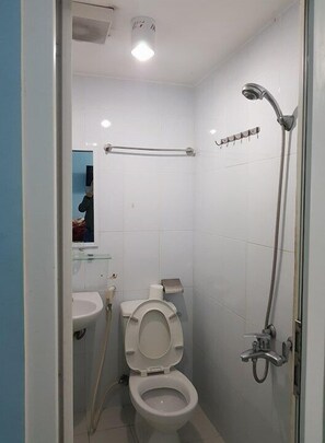 Chuveiro, produtos de toalete grátis, secador de cabelo, chinelos