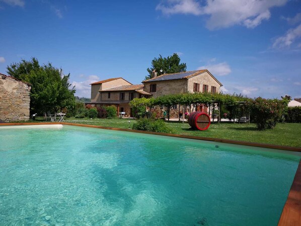 Piscina exterior, guarda-sóis, espreguiçadeiras 