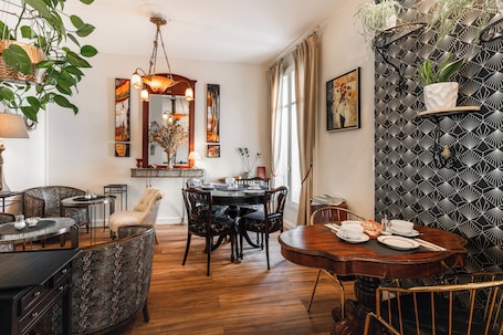 TV de ecrã plano . Hôtel Le Bretagne