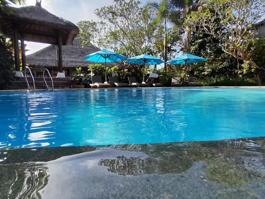 Piscina exterior, guarda-sóis, espreguiçadeiras