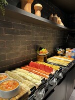Café da manhã com buffet todos os dias mediante uma taxa