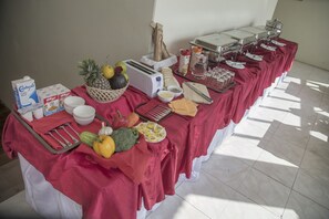 Pequeno-almoço tipo buffet diário mediante uma taxa 