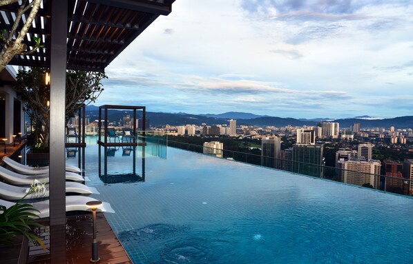 2 piscinas externas, funciona das 7h às 22h, espreguiçadeiras