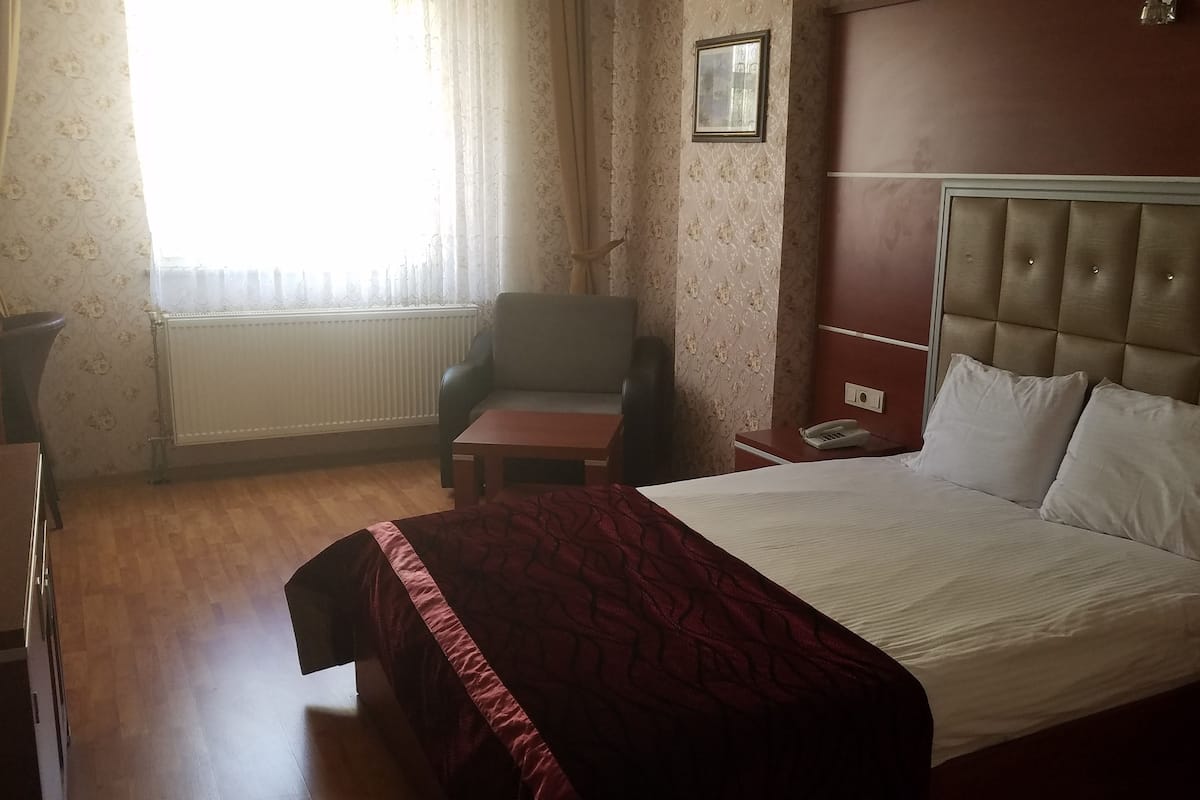 Quarto solteiro | Escrivaninha, ferros/tábuas de passar roupa, Wi-Fi de cortesia