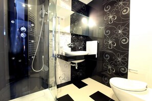 Suite Júnior, vista para o rio | Casa de banho | Artigos de higiene pessoal grátis 