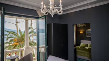 Suite Deluxe, vista para a baía, em frente ao mar | Sala | TV de ecrã plano