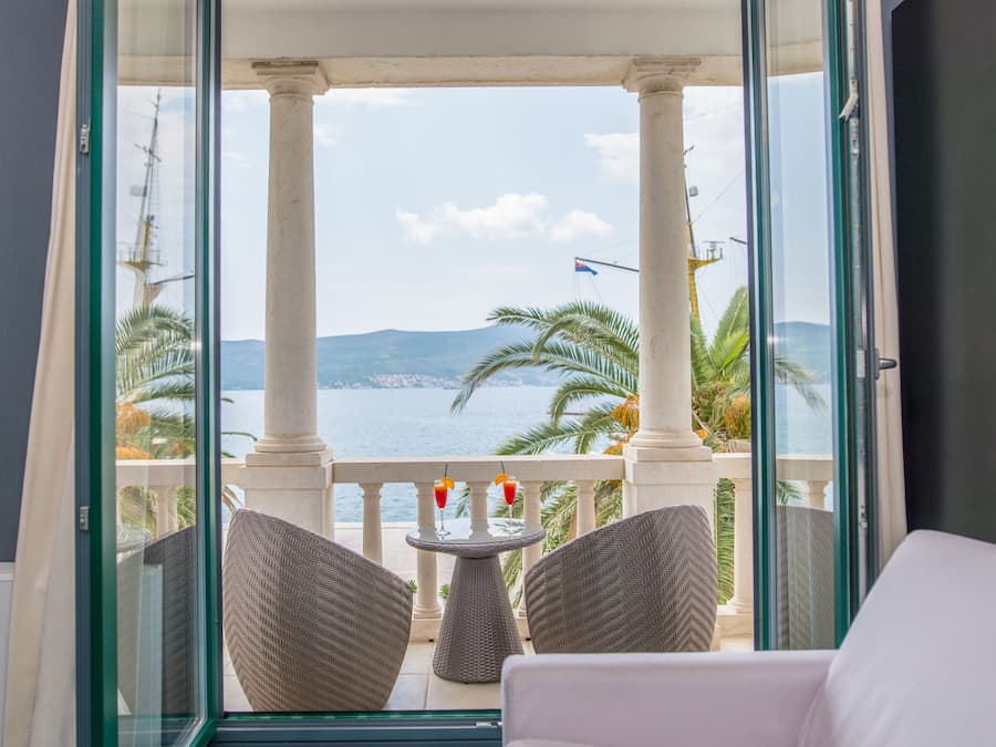 Suíte luxo, vista para a baía, de frente para o mar | Sala de estar | TV de tela plana