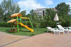 Área de recreio para crianças (ao ar livre)