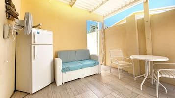 Suíte estúdio grand, 1 quarto, terraço, no piso térreo | Área de estar | Smart TV 42 polegadas com canais digitais, serviços de streaming