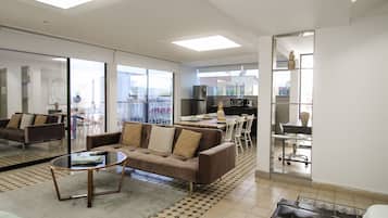 Apartamento exclusivo, 1 cama King e sofá-cama, vista para o mar | Cofres nos quartos, Wi-Fi de cortesia, roupa de cama