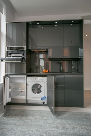 Estúdio Deluxe, kitchenette, Vista para a cidade | Kitchenette privada | Um frigorífico, um micro-ondas, um forno, uma placa de cozinha 