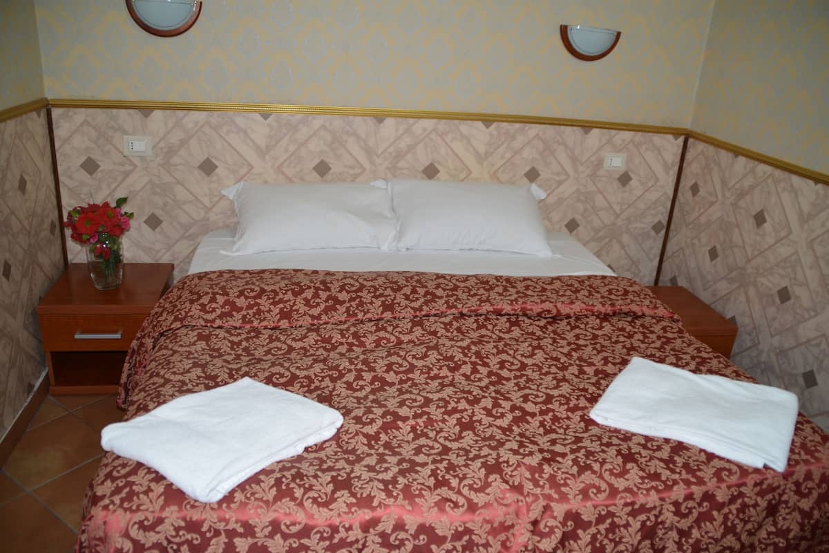 Quarto Clássico com Cama de Casal | Secretária, ferro/tábua de engomar, Wi-fi grátis