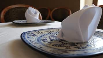 Café da manhã feito na hora todos os dias mediante uma taxa