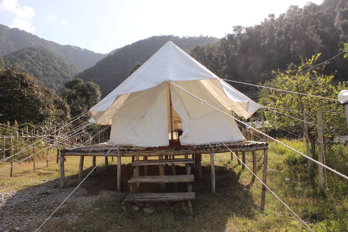 Tenda Económica, 1 cama de casal, casa de banho partilhada, vista para a colina | Roupa de alta qualidade, camas desdobráveis, Wi-fi grátis 