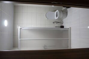 Suite Standard | Casa de banho | Um polibã, artigos de higiene pessoal grátis, um secador de cabelo 