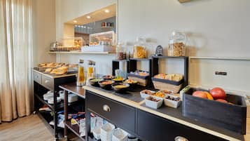 Café da manhã continental durante a semana (EUR 12.50 por pessoa)