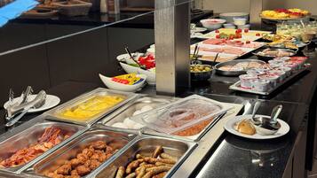 Pequeno-almoço tipo buffet diário mediante uma taxa