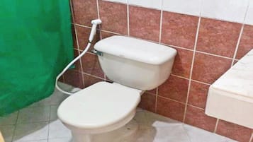 Quarto Standard | Casa de banho | Um polibã, artigos de higiene pessoal grátis