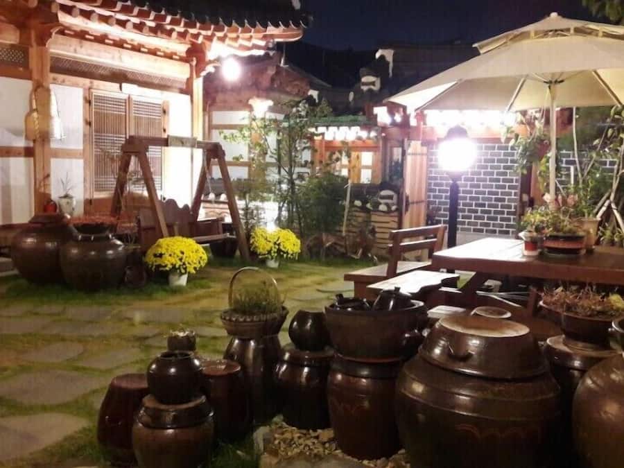 Fachada da propriedade à noite