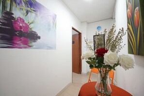 Quarto família, várias camas | Área de estar | TV de tela plana