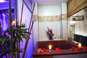 Banheira de hidromassagem interior