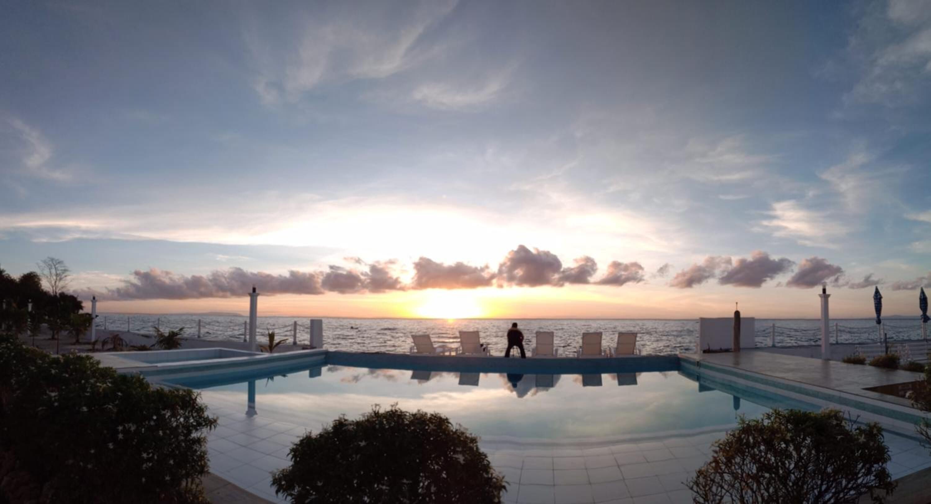 Piscina exterior, da(s) 7:00 à(s) 22:00, espreguiçadeiras 