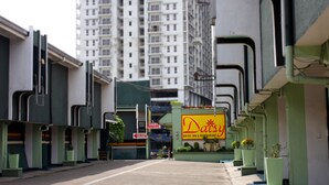 Vista da rua com um edifício com a inscrição 