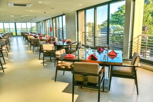 3 restaurantes, almoços servidos, cozinha internacional 