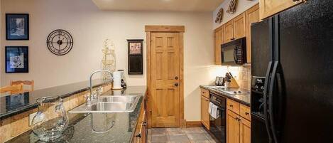 Apartamento em Condomínio Fechado, várias camas (3102 Champagne Lodge, Trappeur's Cros) | Cozinha privada | Um frigorífico, um micro-ondas, um forno, uma placa de cozinha