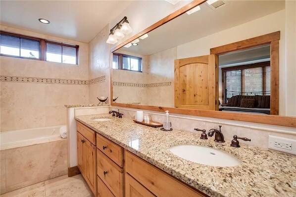 Apartamento em Condomínio Fechado, várias camas (5106 Emerald Lodge, Trappeur's Crossi) | Casa de banho | Um secador de cabelo (mediante pedido), champô 